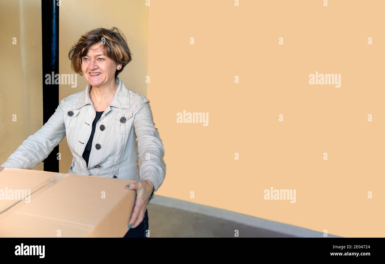 Large parcel delivery hi-res stock photography and images - Alamy