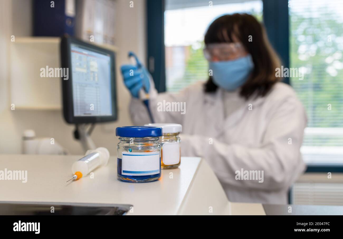 Female laboratory assistant hi-res stock photography and images - Alamy