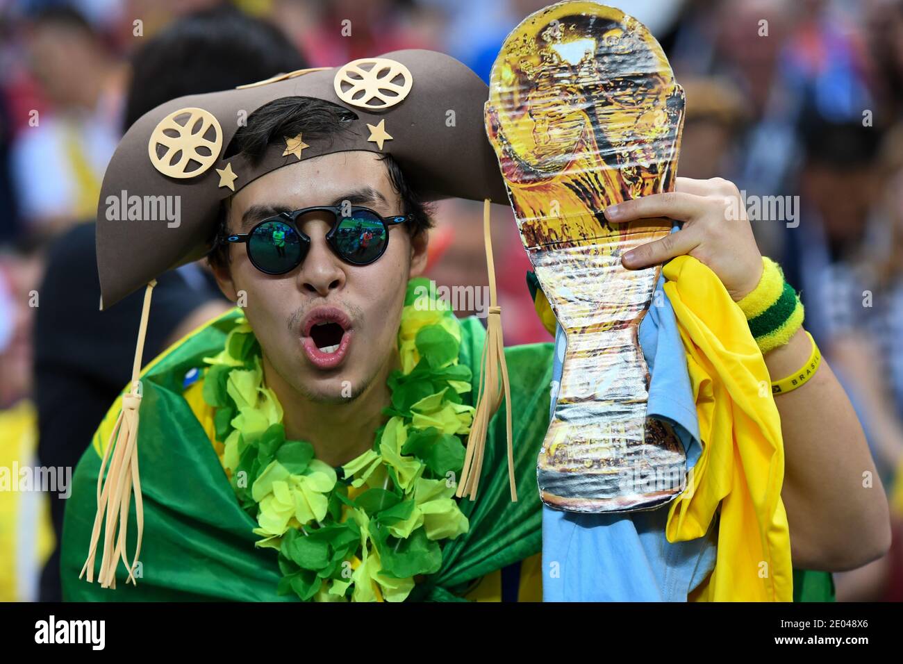 Football celebrating holding trophy hi-res stock photography and images ...