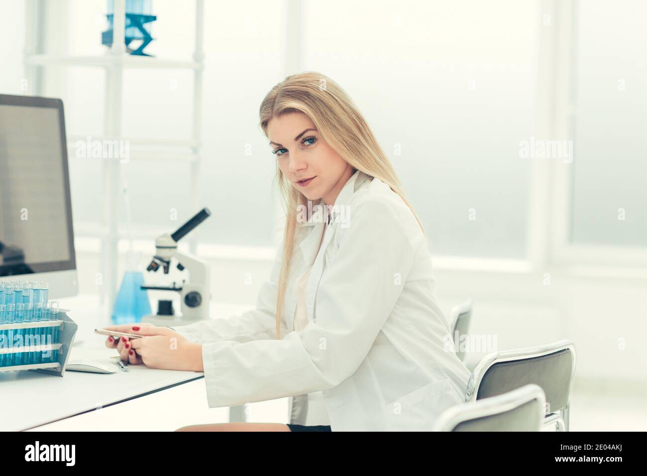 woman scientist sitting at a Desk in the laboratory Stock Photo - Alamy
