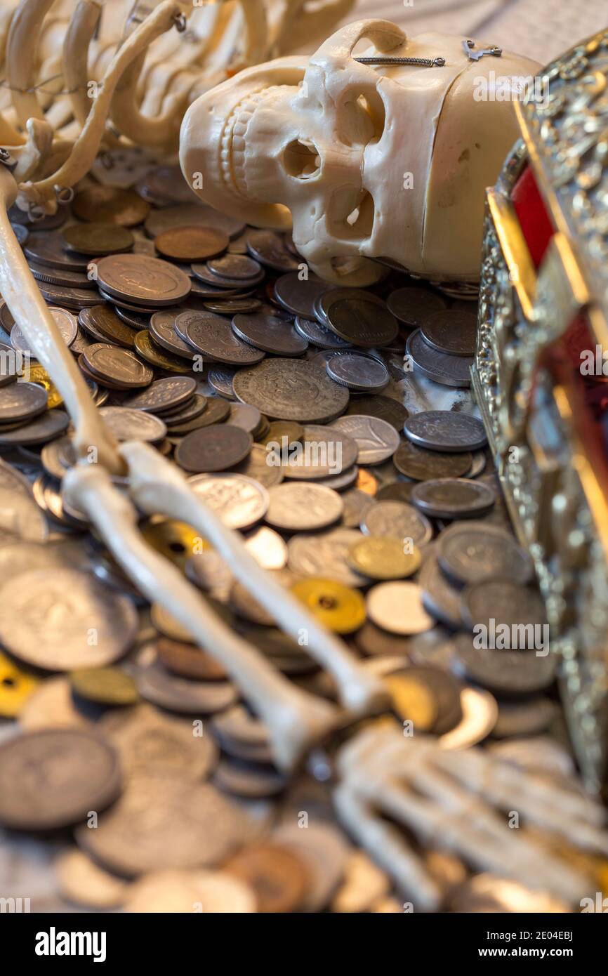 Chest treasure skeleton hi-res stock photography and images - Alamy