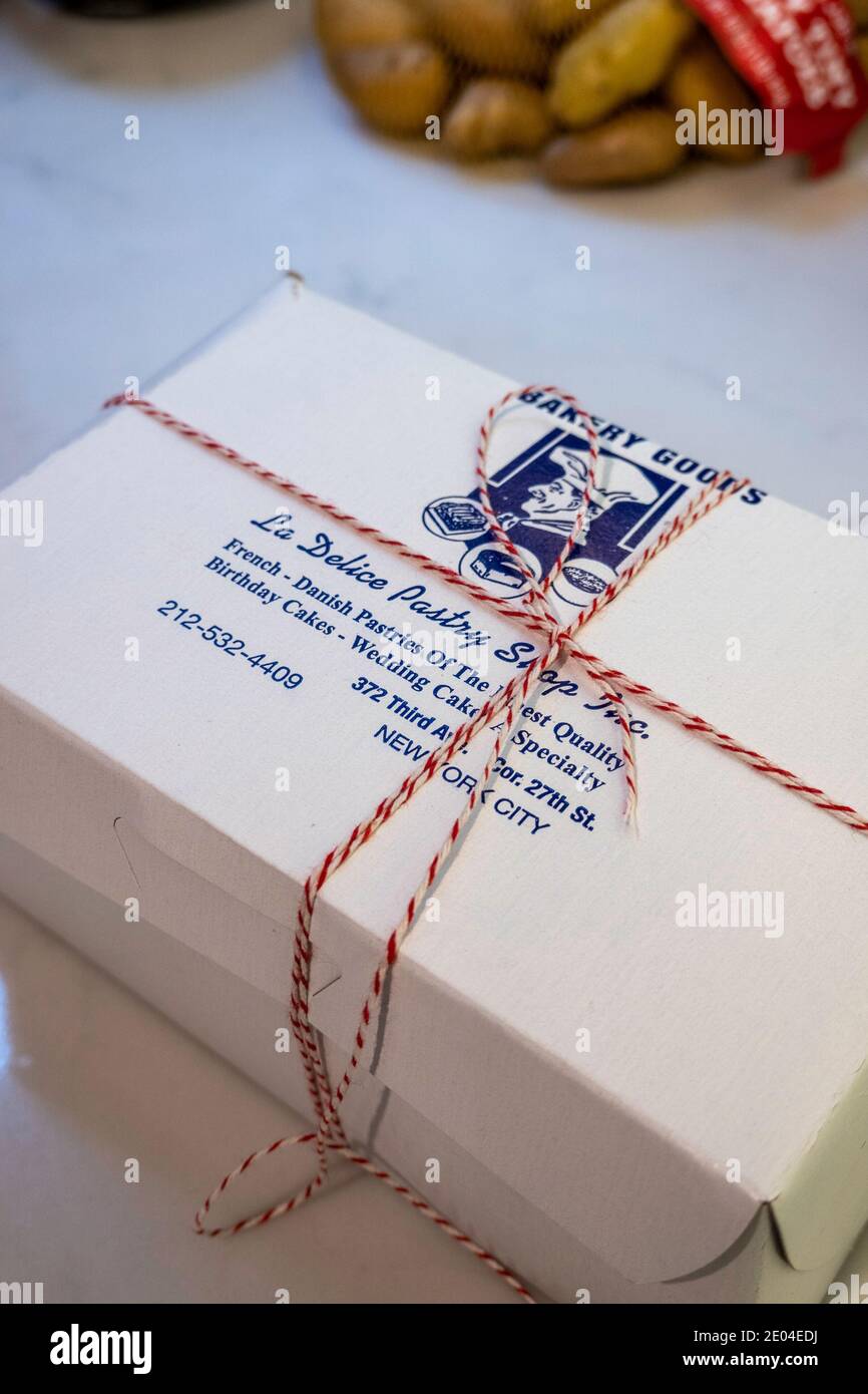 Retro bakery box hi-res stock photography and images - Alamy