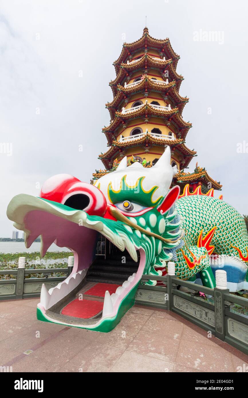 The Dragon and Tiger Pagodas in Kaohsiung, Taiwan Stock Photo - Alamy