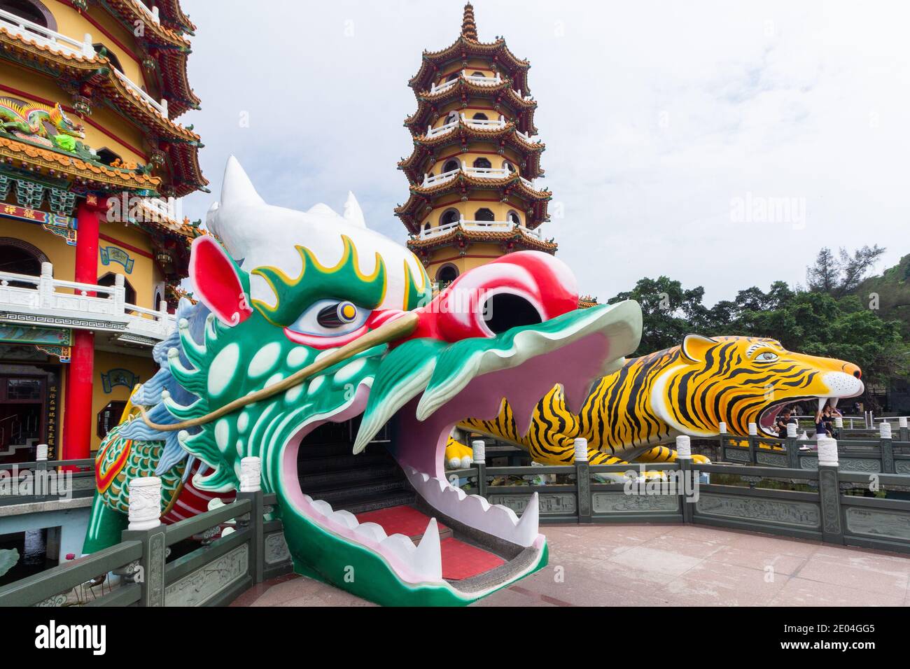 The Dragon and Tiger Pagodas in Kaohsiung, Taiwan Stock Photo - Alamy