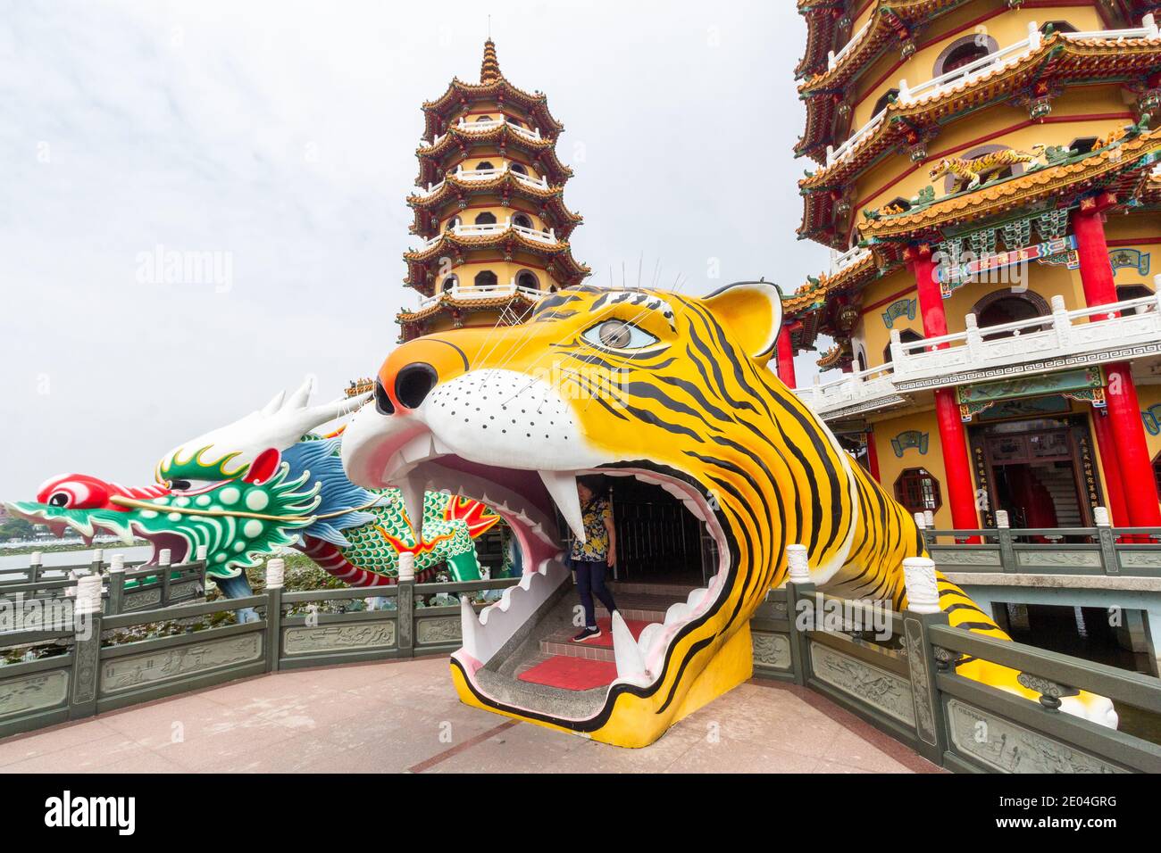 The Dragon and Tiger Pagodas in Kaohsiung, Taiwan Stock Photo - Alamy
