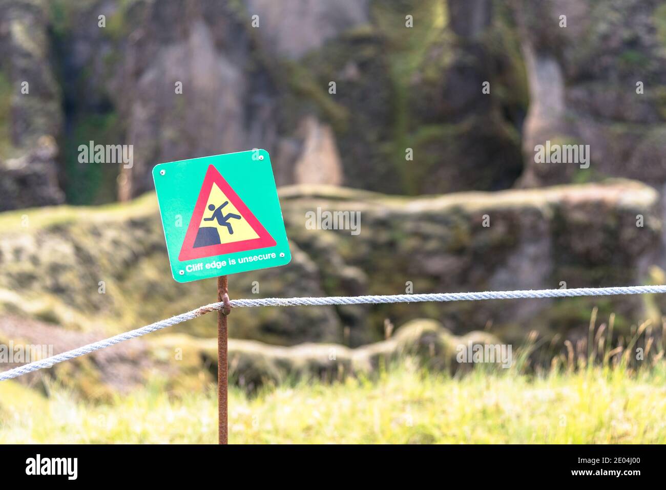 Dangerous cliff warning sign hi-res stock photography and images - Alamy