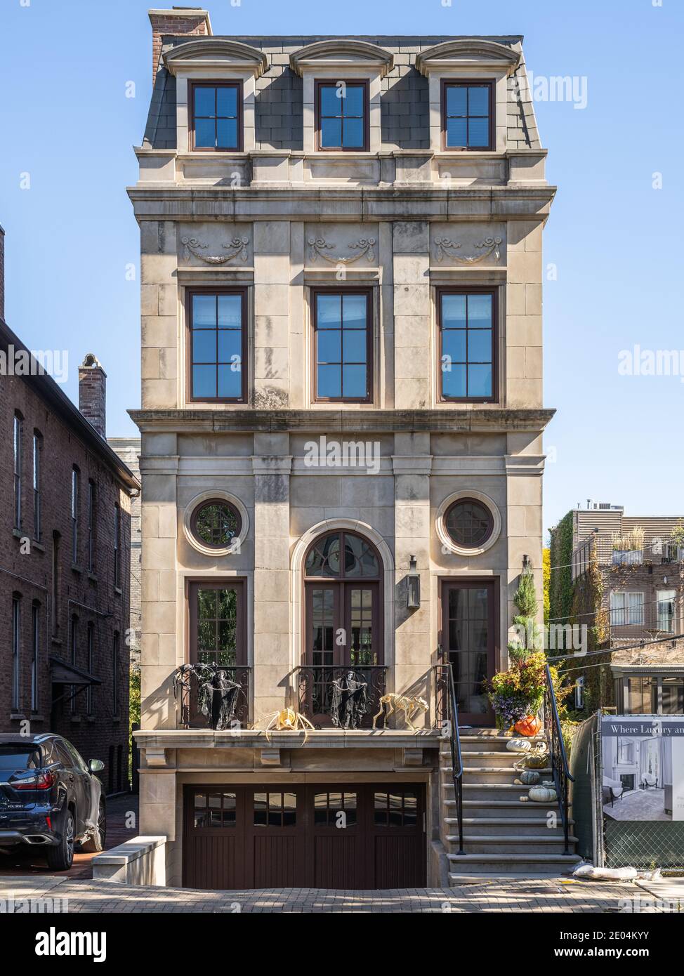 Domestic revival hi-res stock photography and images - Alamy