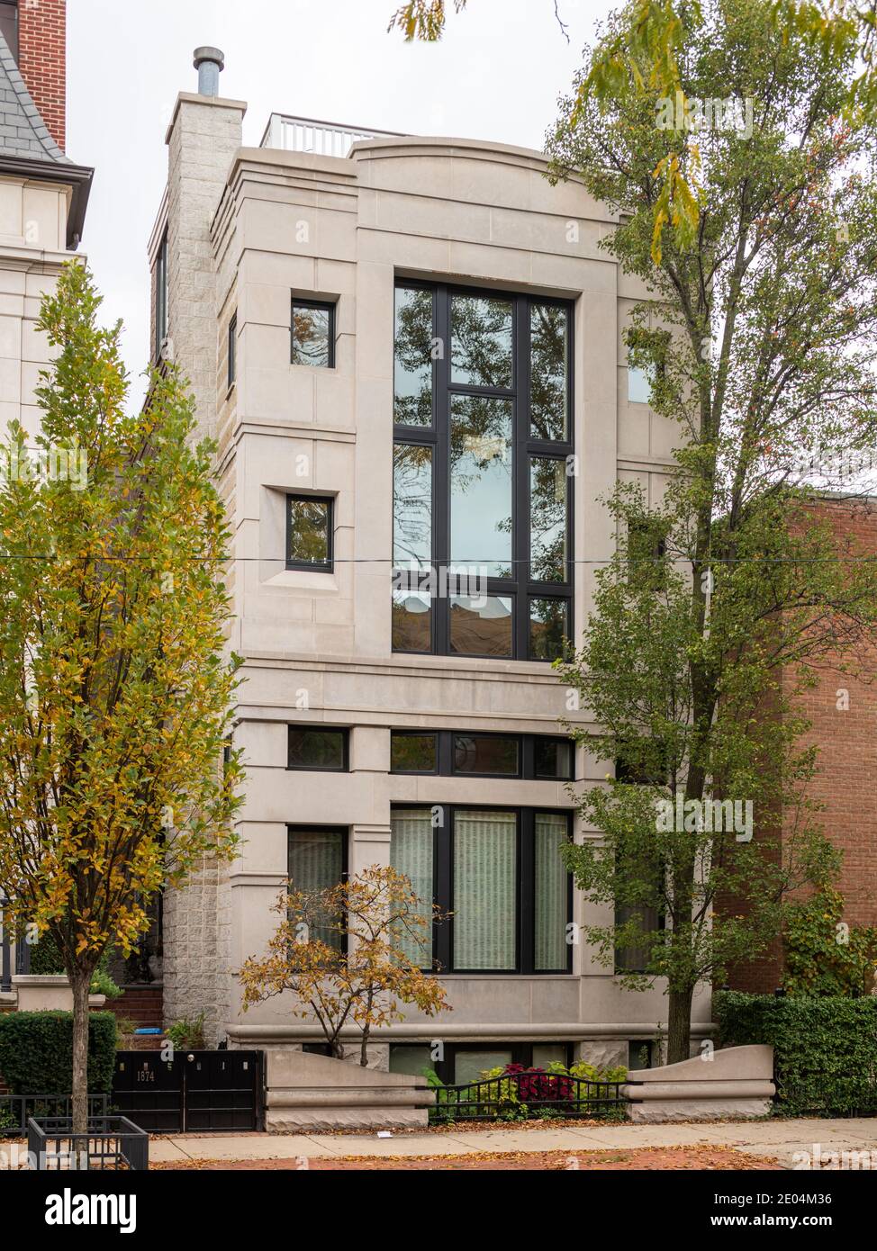 Post-Modern residential building in Lincoln Park Stock Photo - Alamy