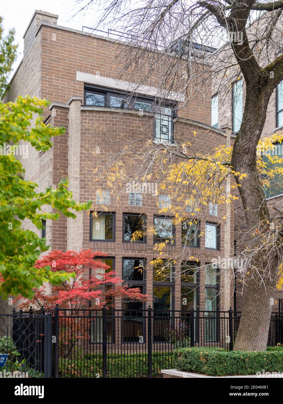 Post-Modern residential building in Lincoln Park Stock Photo - Alamy