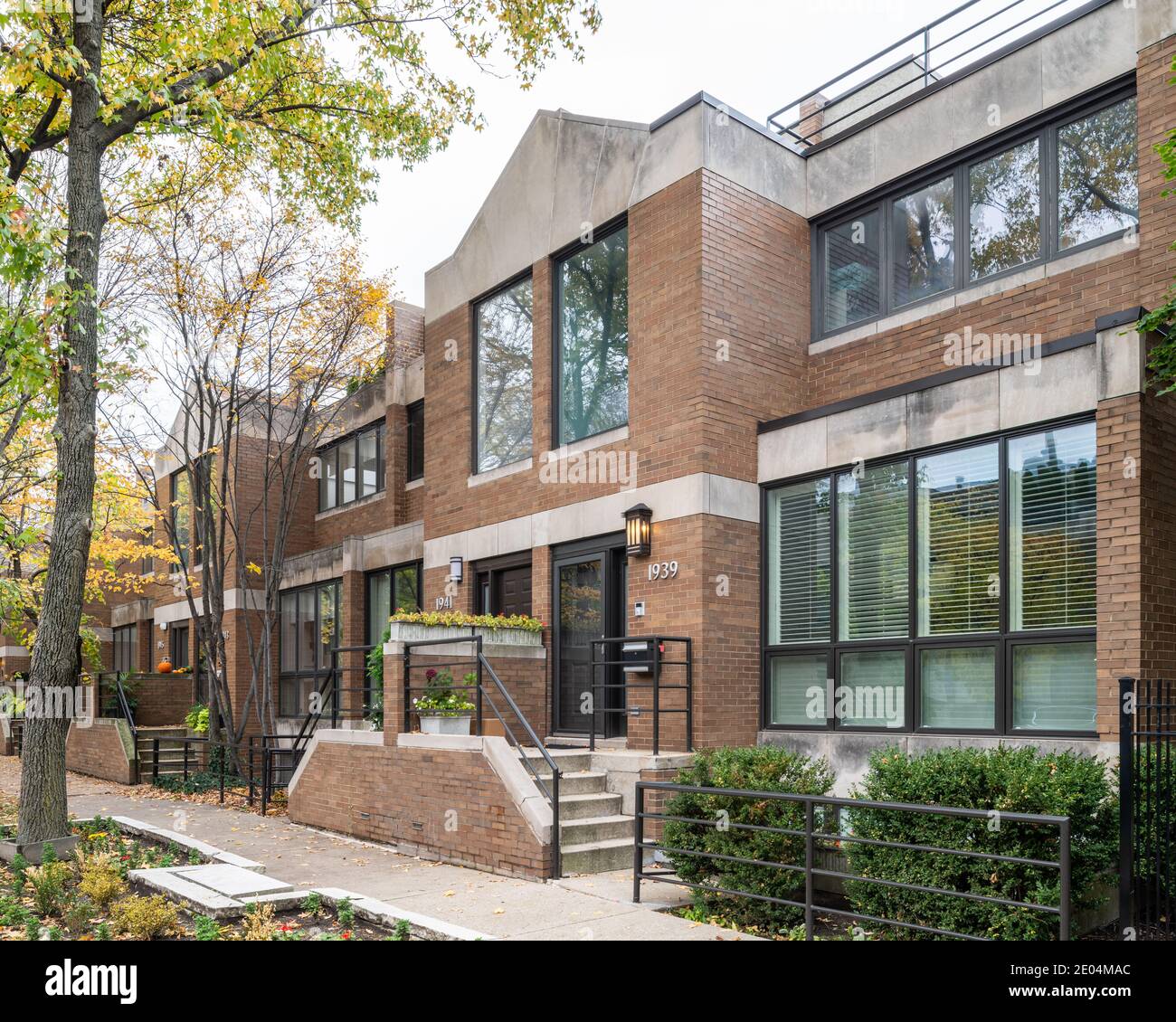 Post-Modern residential building in Lincoln Park Stock Photo - Alamy