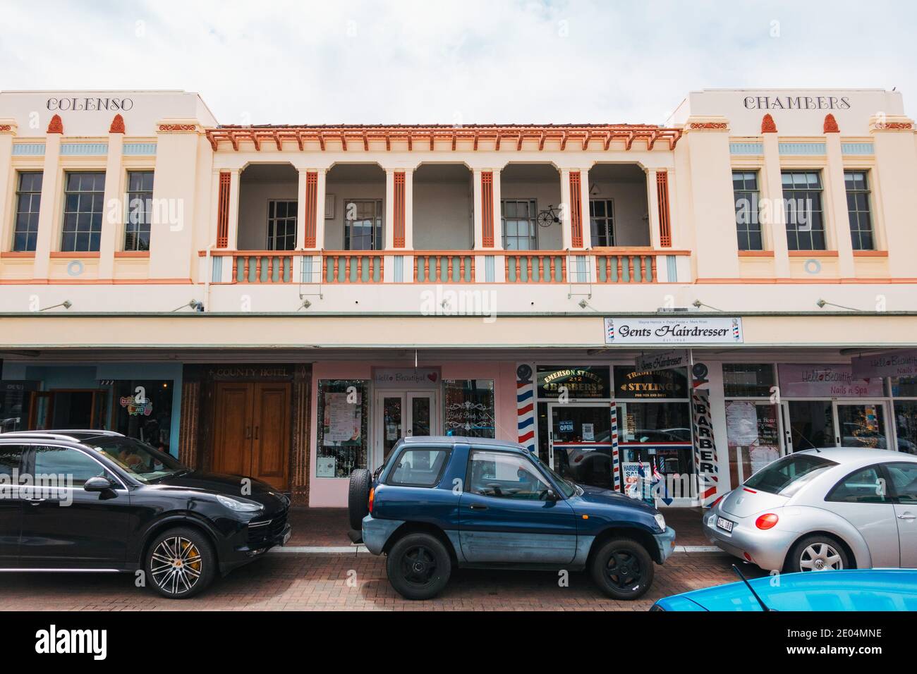 Two story mall hi-res stock photography and images - Alamy