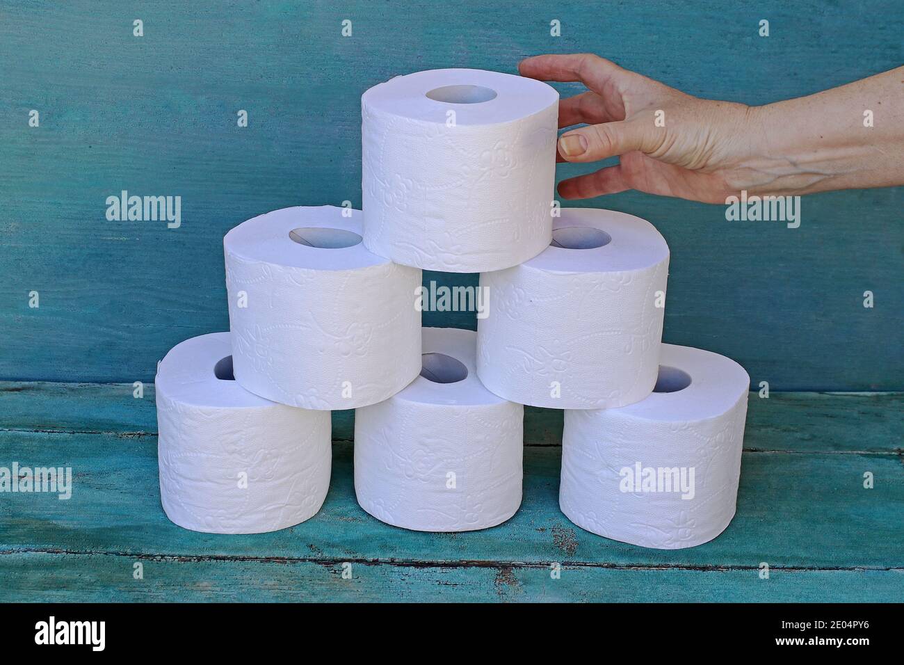 Woman toilet paper supermarket hi-res stock photography and images - Alamy