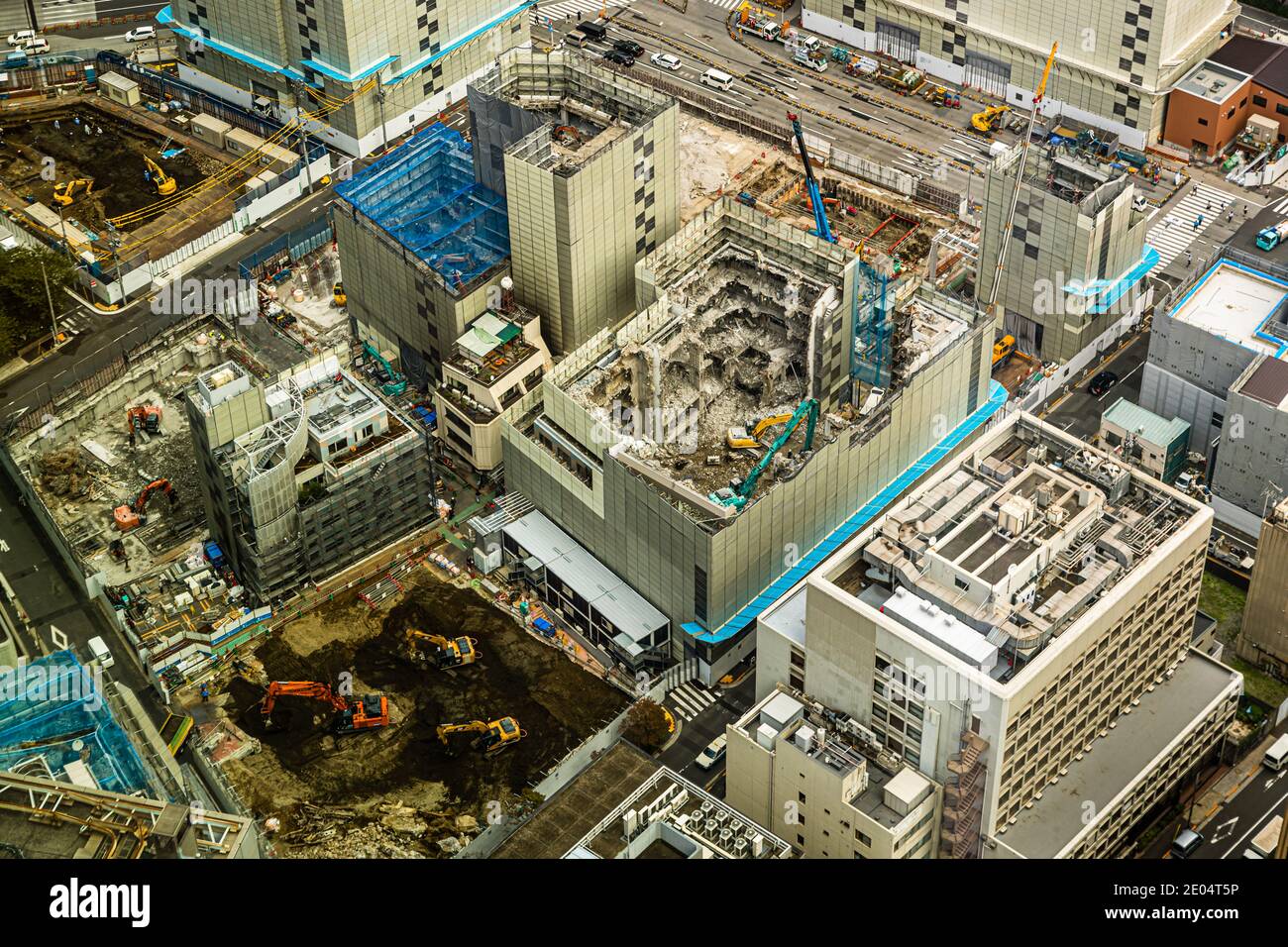 High-rise demolition in Tokyo, Demolishing-work on Skyscraper in Chuo ...