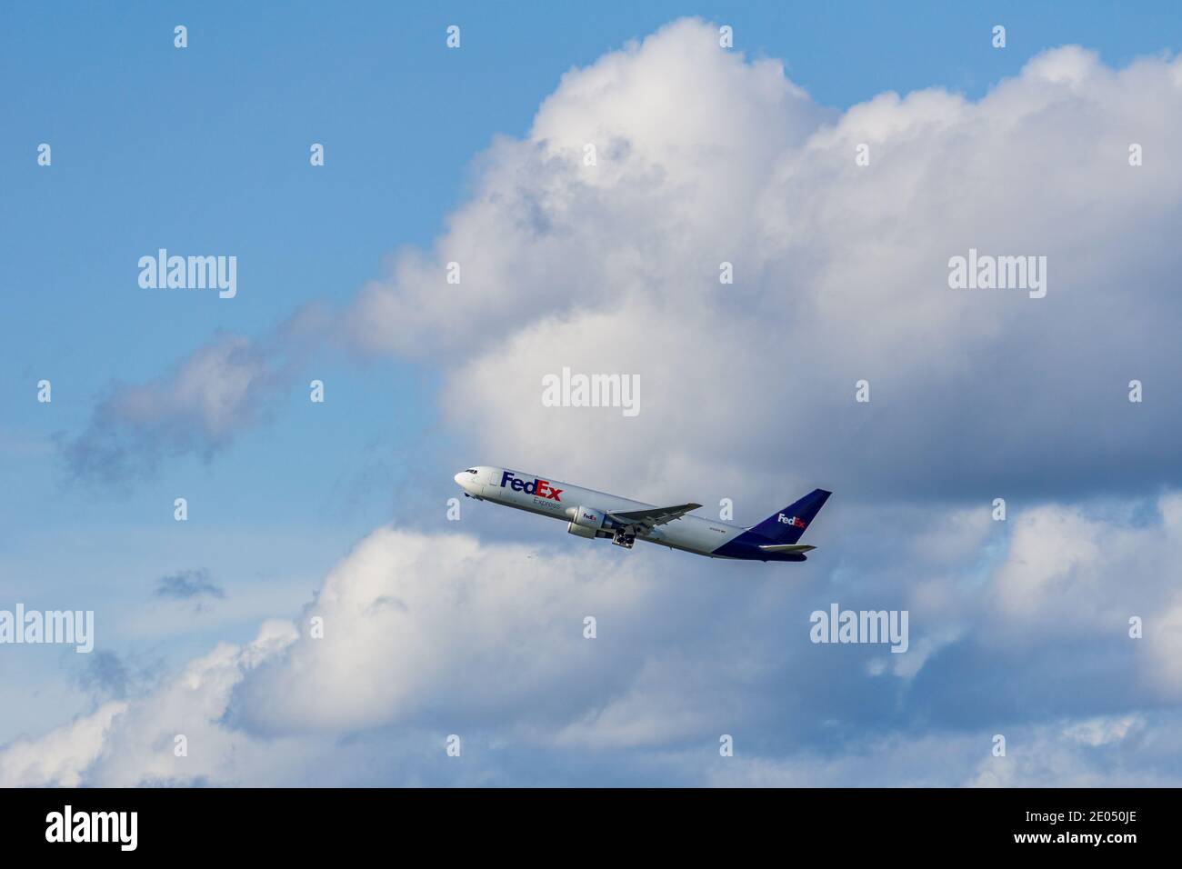 Fedex plane hi-res stock photography and images - Alamy