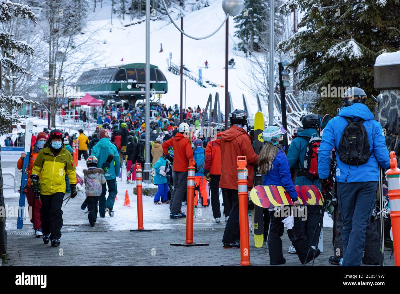 Busy line up of people waiting for gondola Stock Photo - Alamy