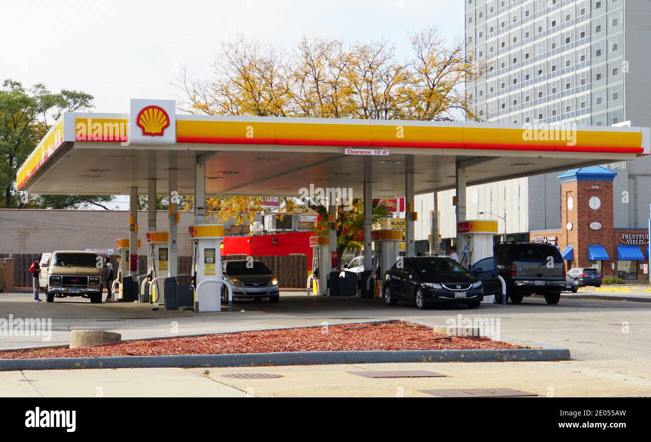 Chicago, Illinois, U.S.A - October 14, 2018 - Drivers putting gas in ...