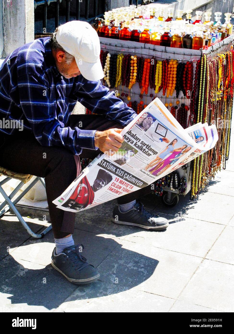 Street Vender reading a Newspaper, Istanbul, Turkey Stock Photo - Alamy