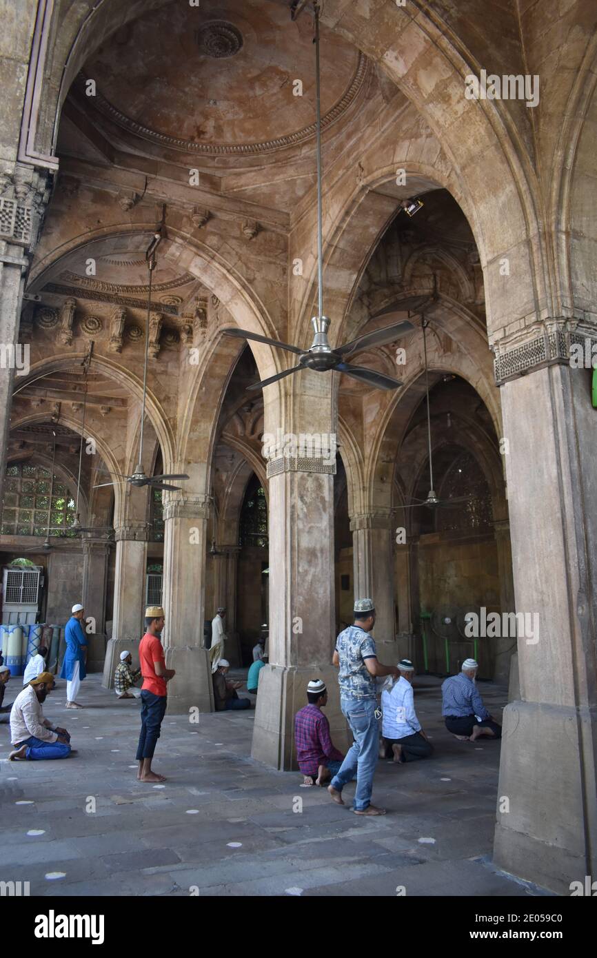 Mosque Interior prayer hall - The Sidi Saiyyed Mosque in Ahmedabad ...