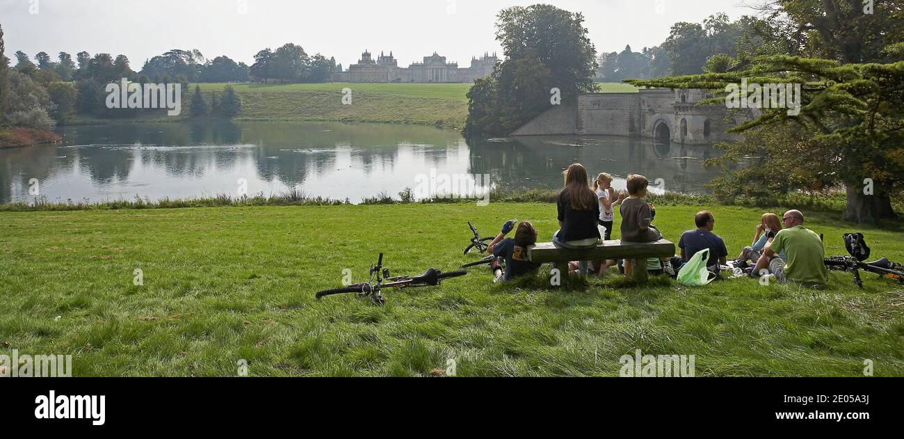 GREAT BRITAIN / England /Blenheim Palace /Happy family has picnic ...