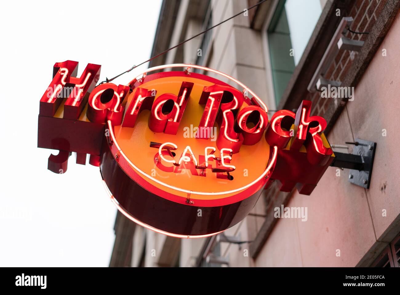 Hard rock cafe neon sign hi-res stock photography and images - Alamy