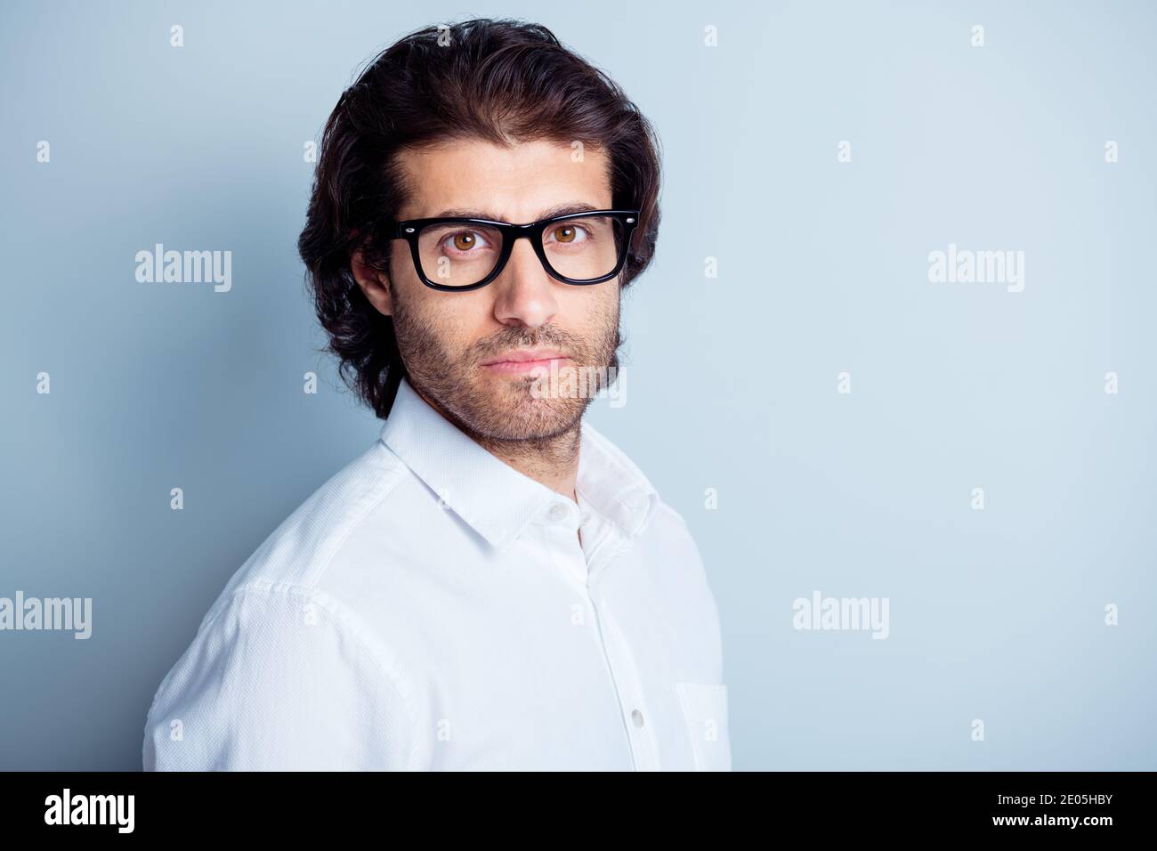 Photo portrait of serious concentrated man looking at camera isolated ...