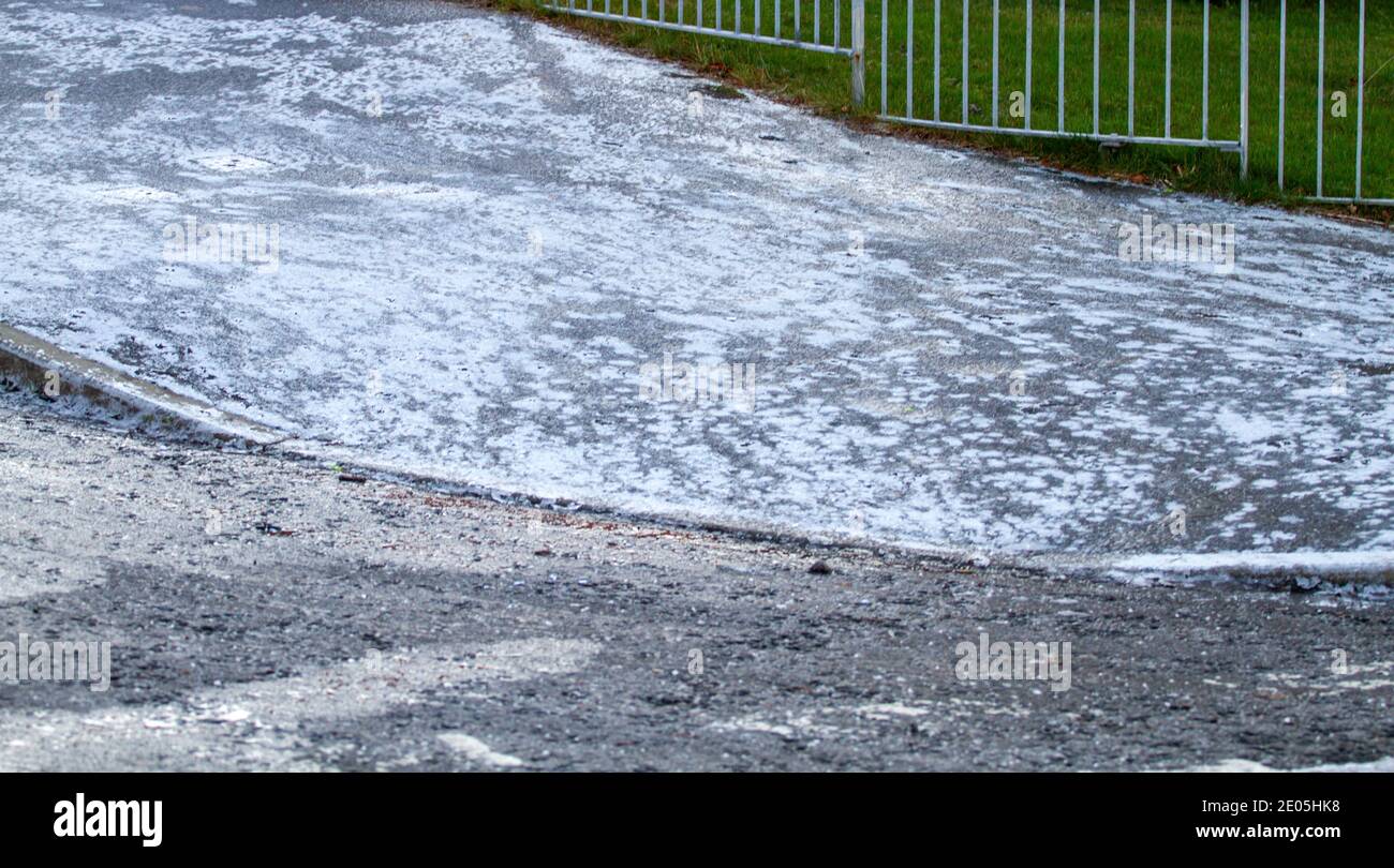 Pavement gritting hi-res stock photography and images - Alamy