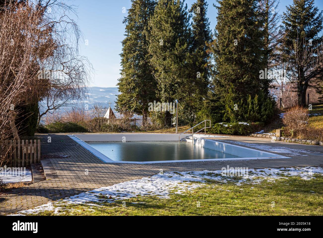 Outdoor pool cold hi-res stock photography and images - Alamy