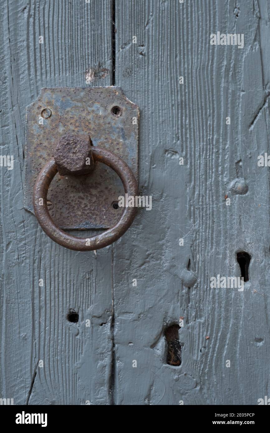 Medieval door & lock Stock Photo - Alamy