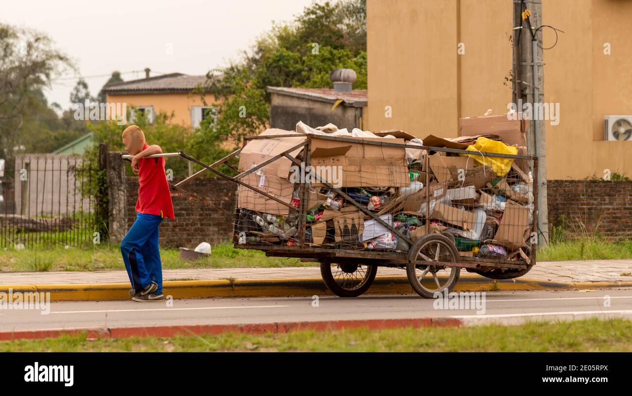 People garbage dump brazil hi-res stock photography and images - Alamy