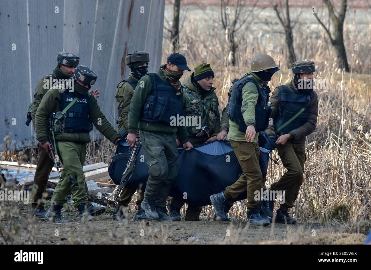 Indian army soldiers carry body hi-res stock photography and images - Alamy