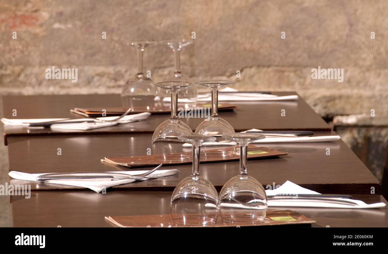 Restaurant table in Toulouse Stock Photo - Alamy