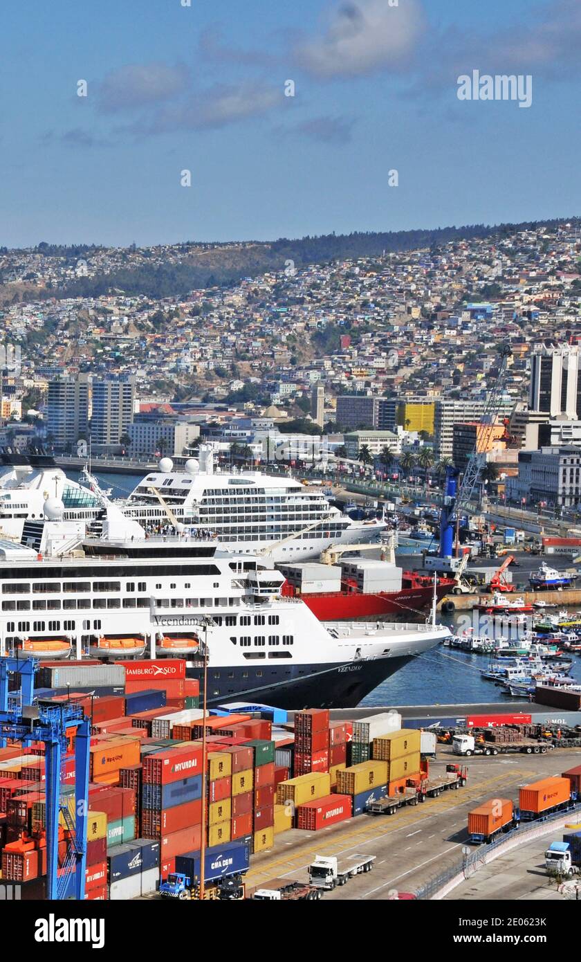 Boats in the port of valparaiso hi-res stock photography and images - Alamy