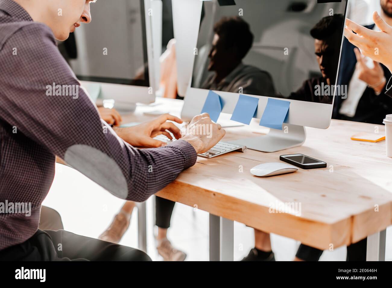 Computer monitor on desk sticky notes hi-res stock photography and ...