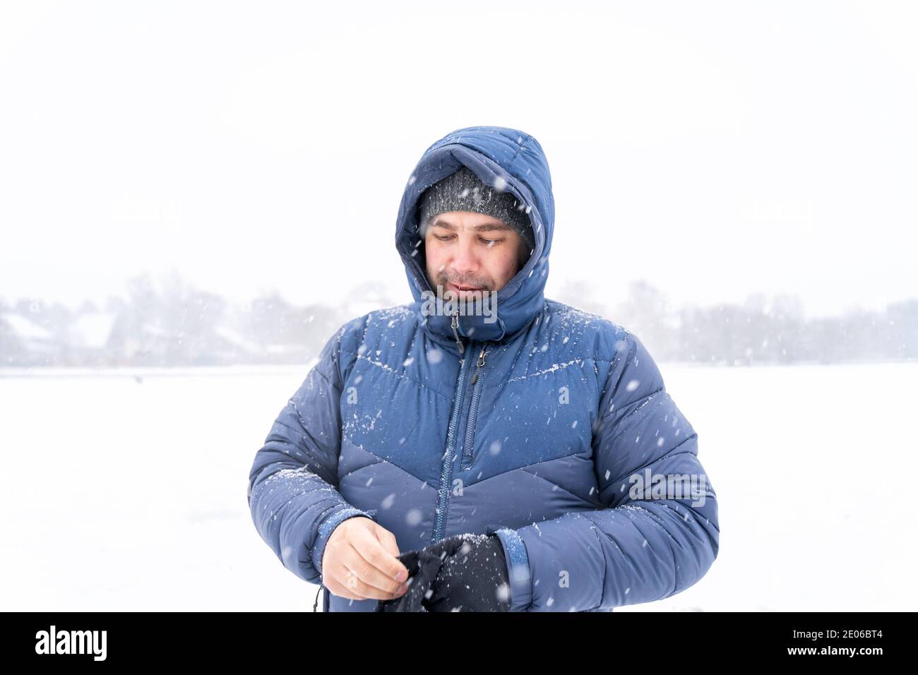 Heavy winter clothes hi-res stock photography and images - Alamy