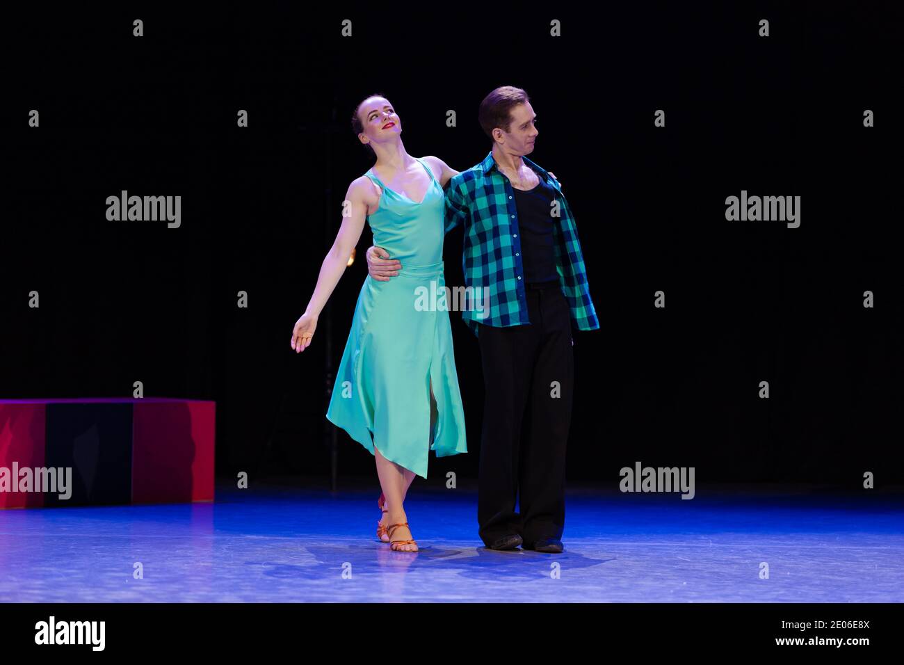 Stage actors silhouette hi-res stock photography and images - Alamy