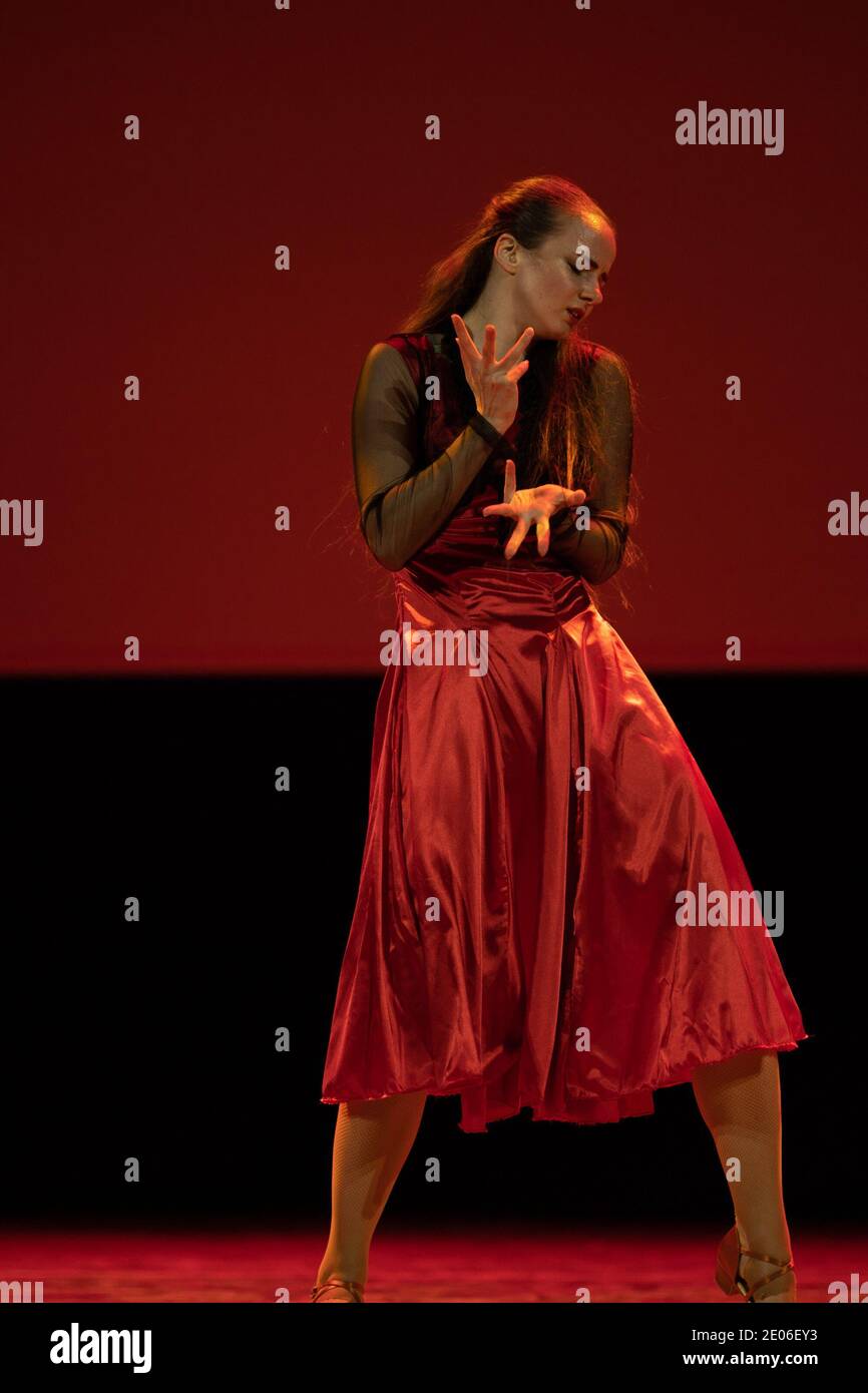 Spanish girl dancing castanets hi-res stock photography and images - Alamy