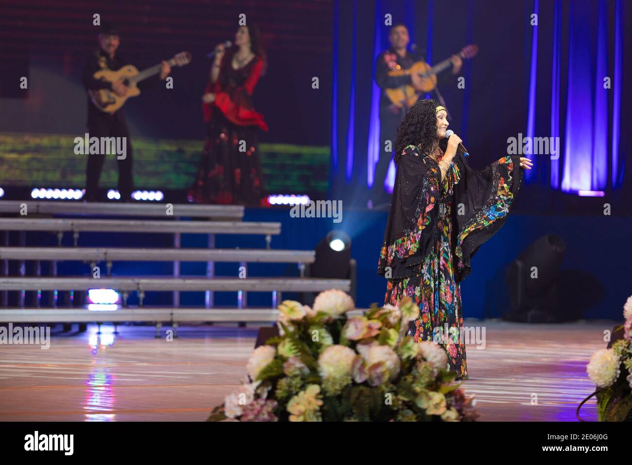 Sing in front of the public hi-res stock photography and images - Alamy