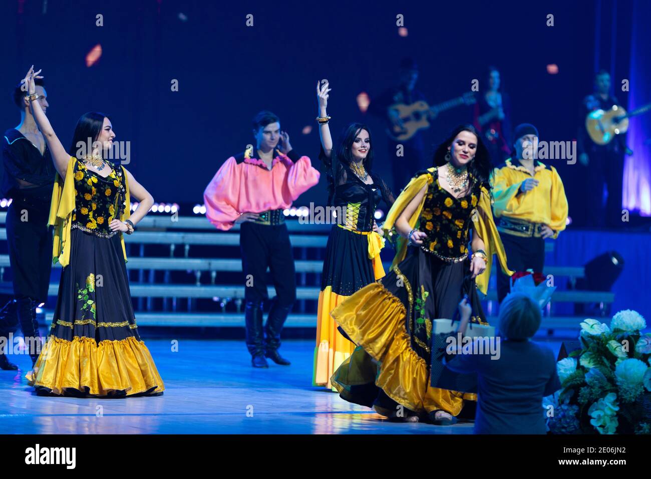 Cabaret group singing hi-res stock photography and images - Alamy