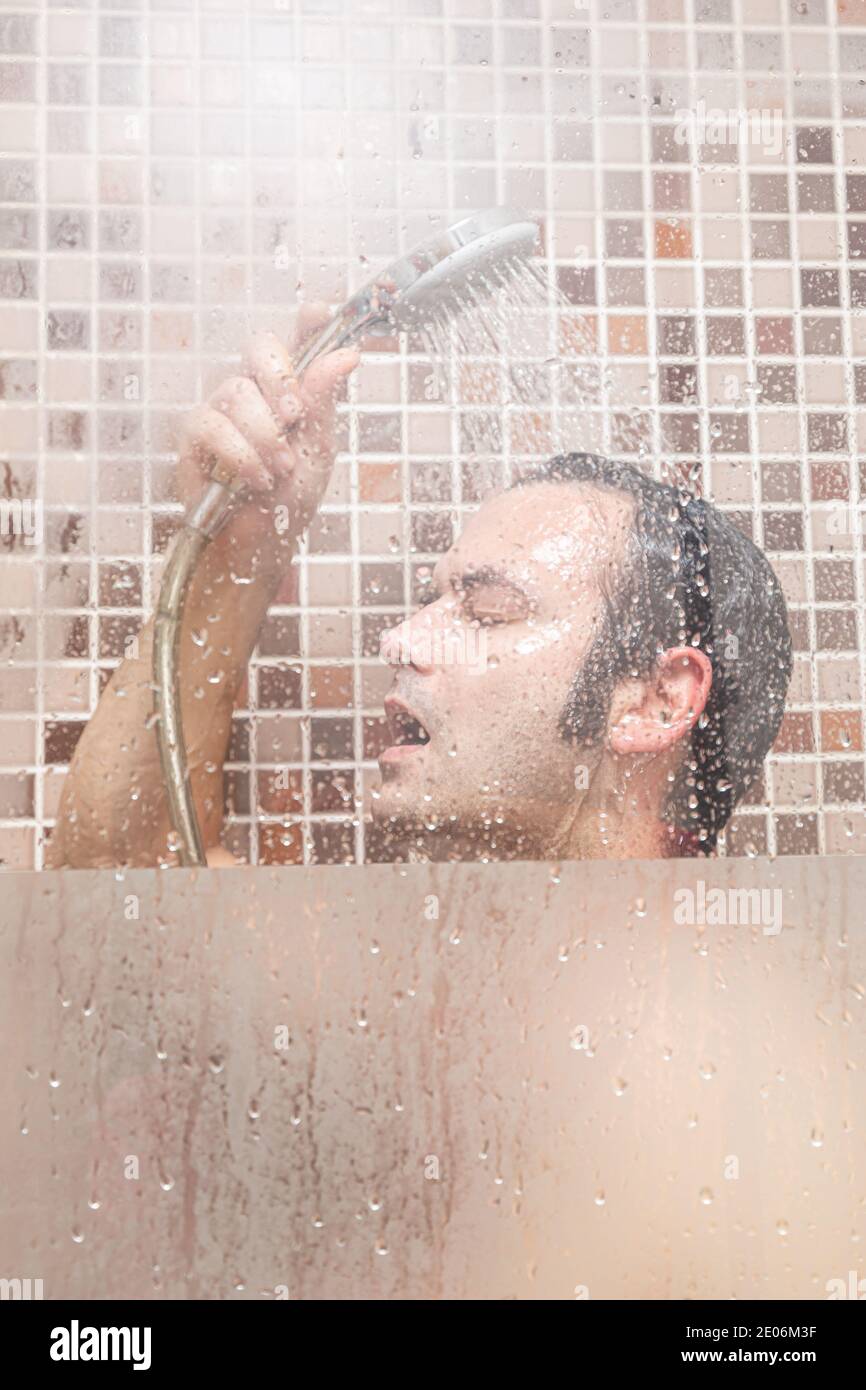 Man Showering High Resolution Stock Photography and Images - Alamy