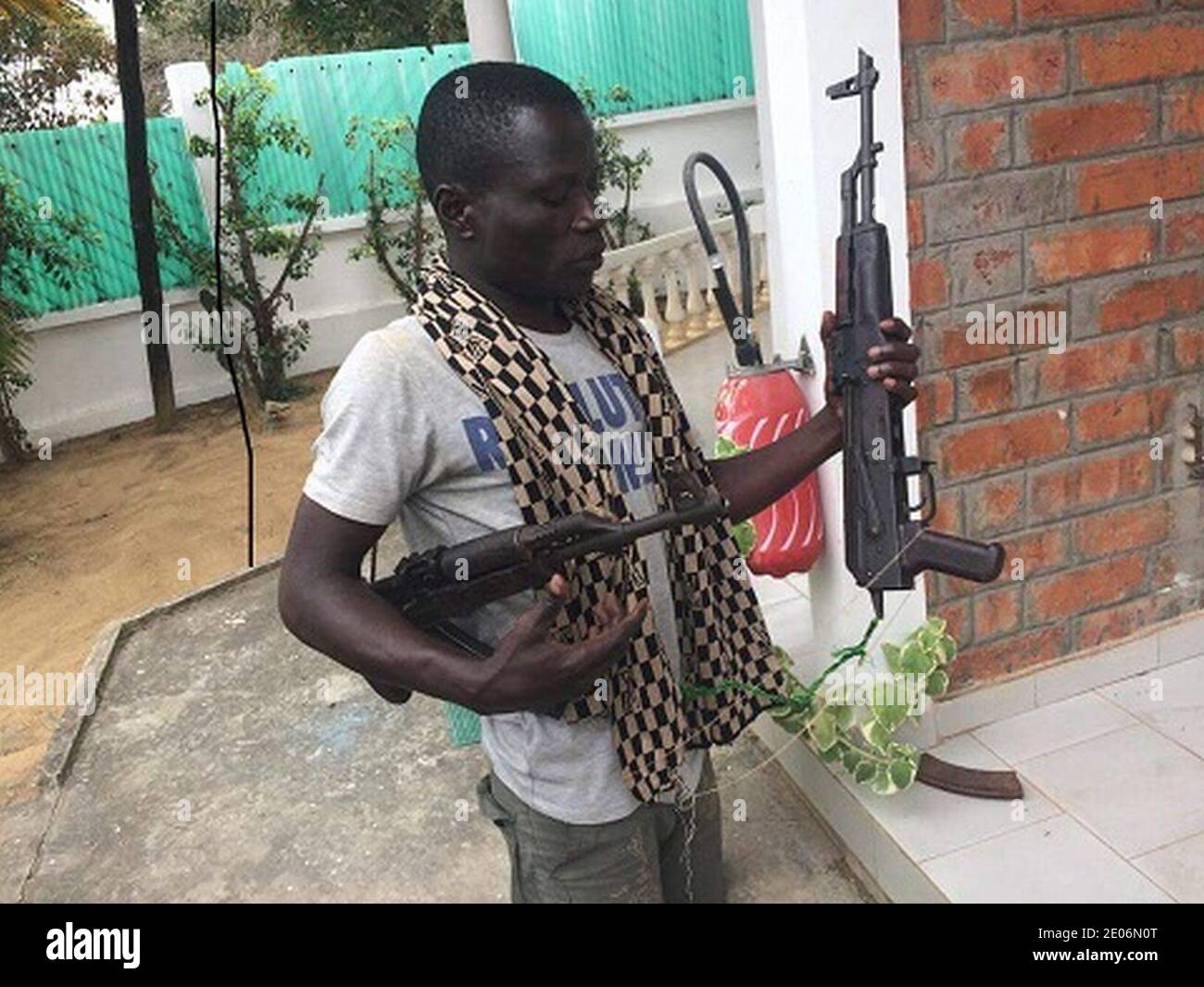 Le colonel Korombo remettant ses deux kalachnikovs à Kinkala, Congo ...