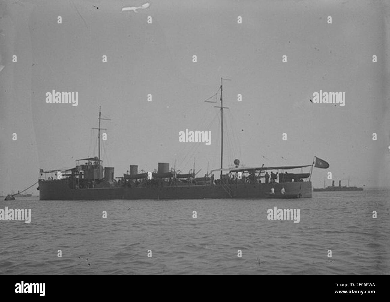 Le destroyer portugais Douro (tribord et barque Stock Photo - Alamy