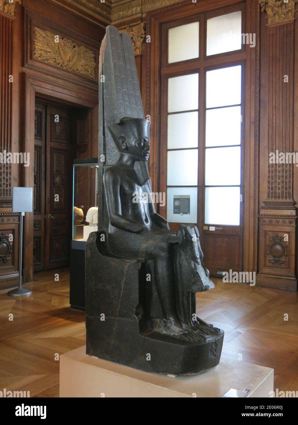 Le dieu Amon protège Toutânkhamon (Louvre, E 11609 Stock Photo - Alamy
