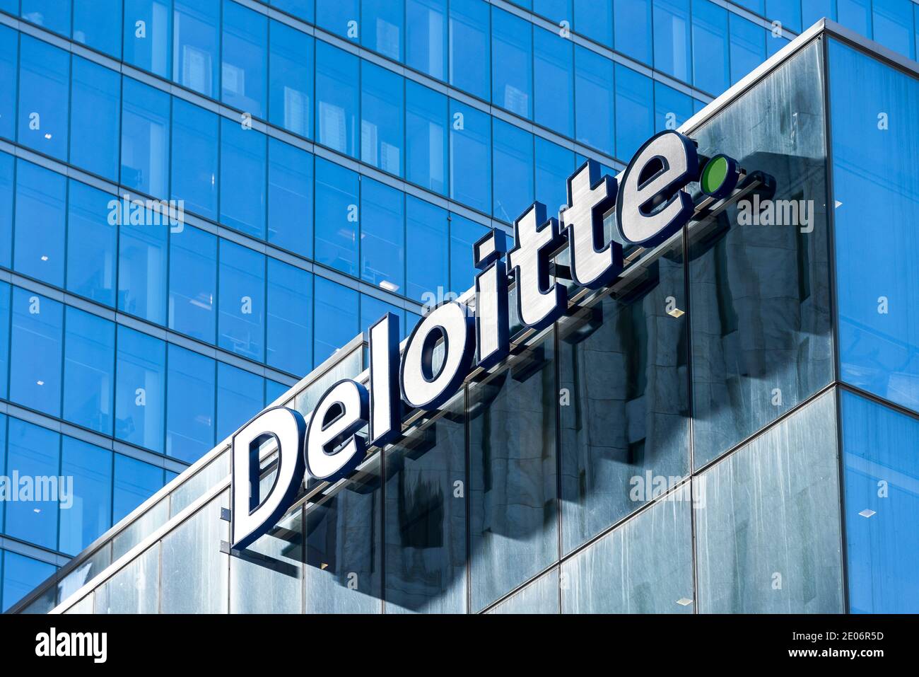 Deloitte sign on top of Toronto headquarters building. Deloitte Touche ...