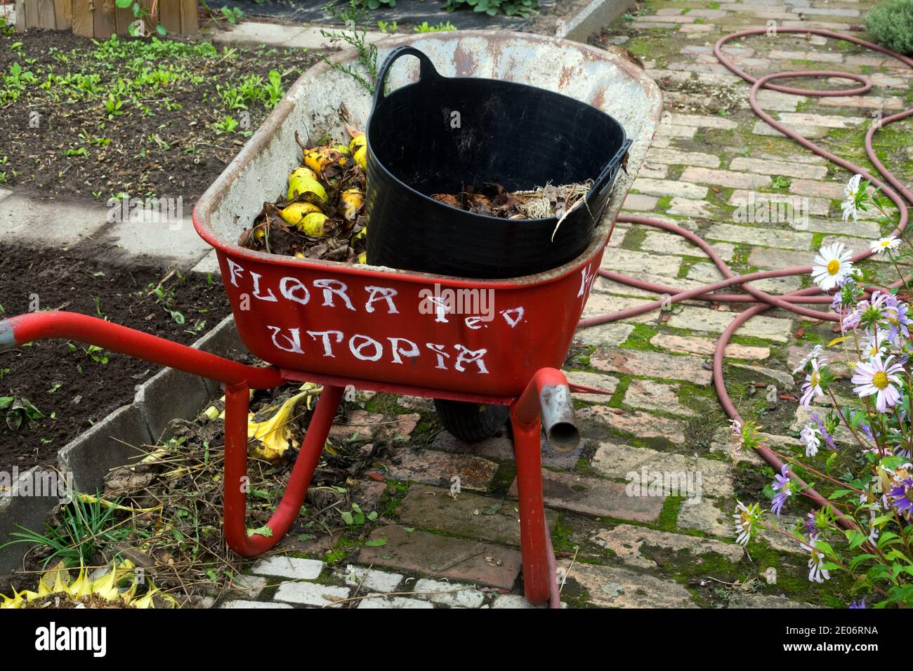 Garden wheelbarrow hi-res stock photography and images - Alamy