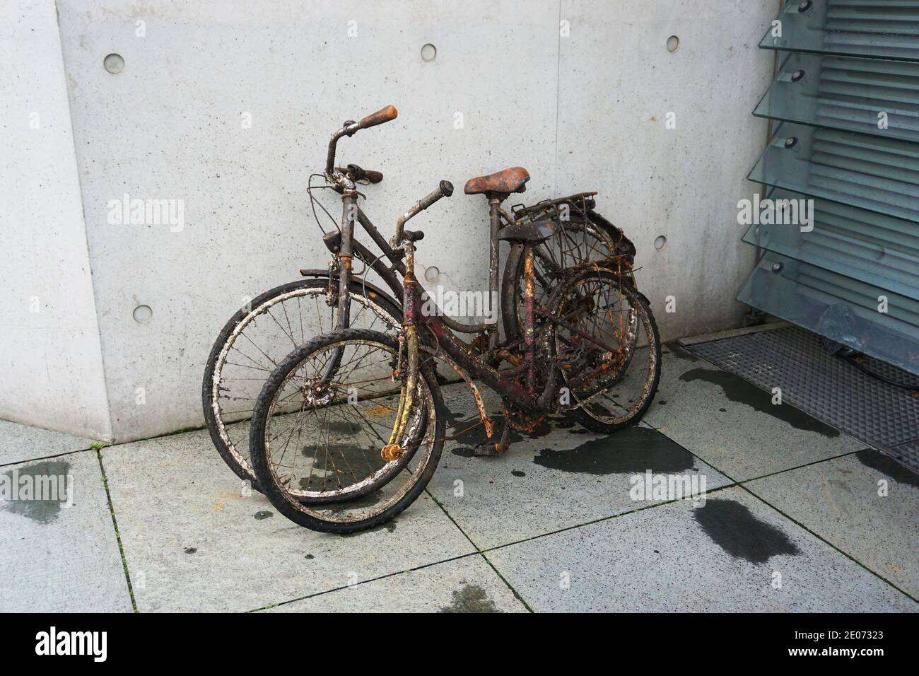 Rusty bicycles hi-res stock photography and images - Alamy