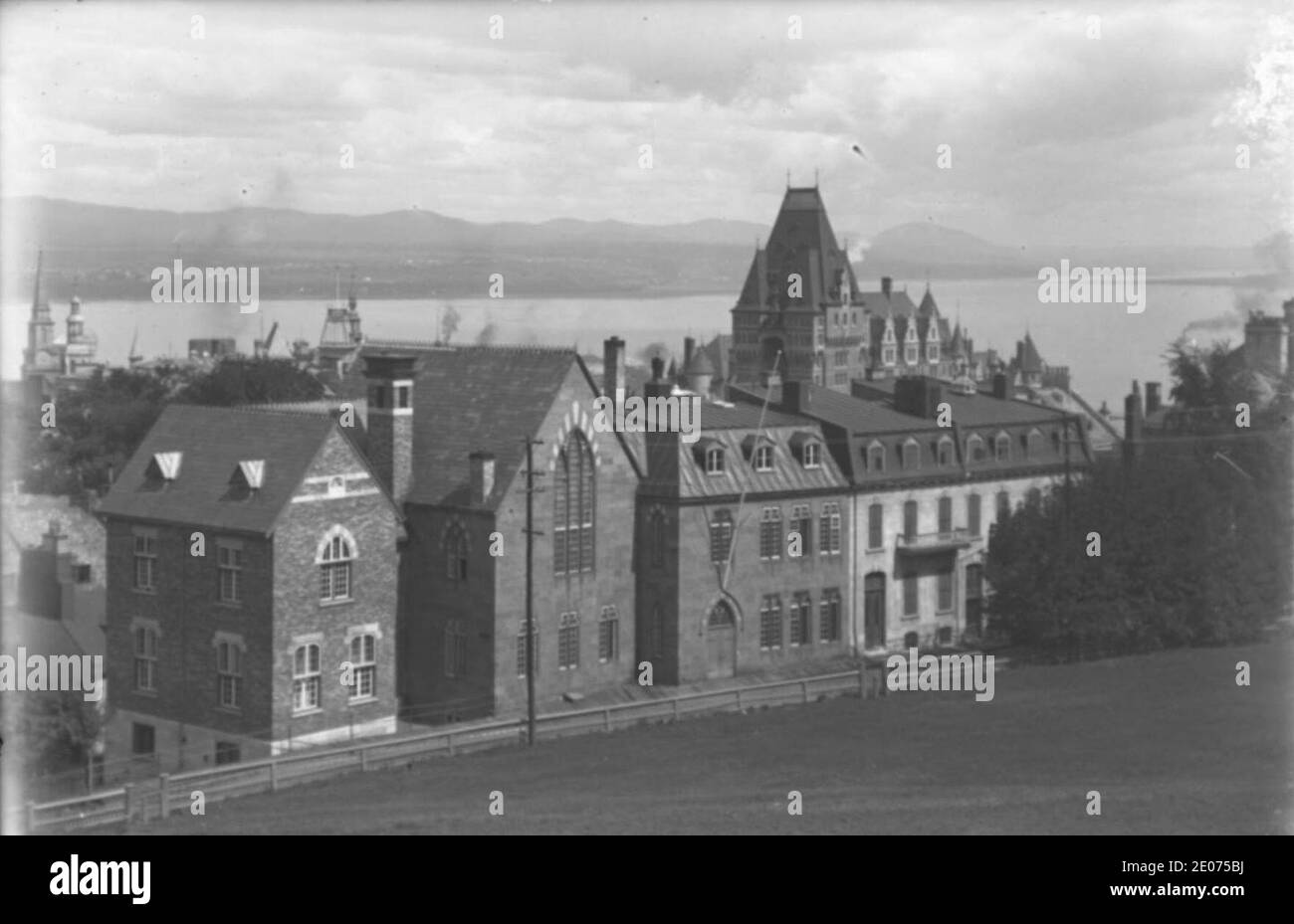 Le Quebec High School de la rue Saint-Denis vers 1910 Stock Photo - Alamy