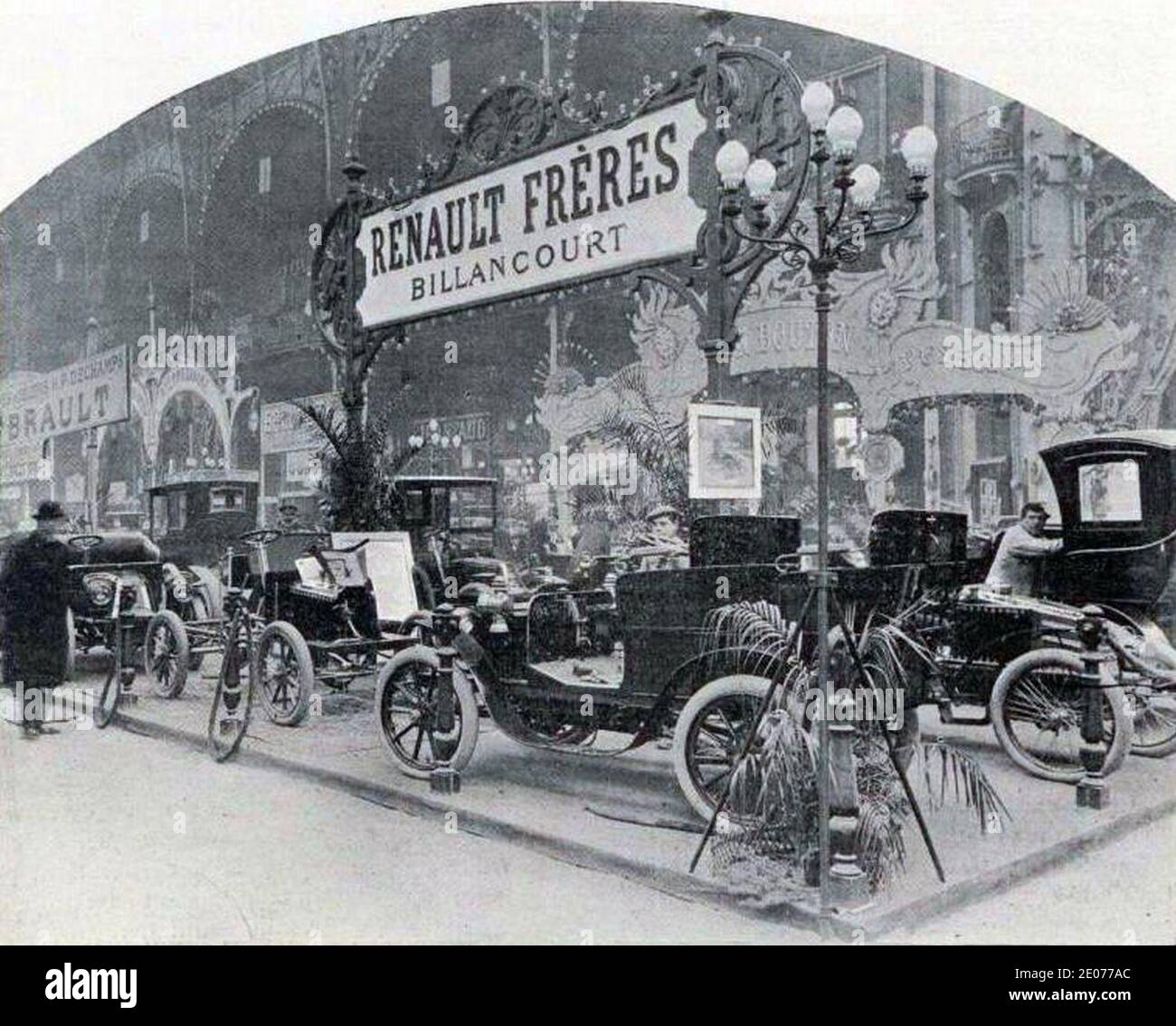 Le stand Renault Frères au salon de l'automobile de Paris en 1901 Stock ...