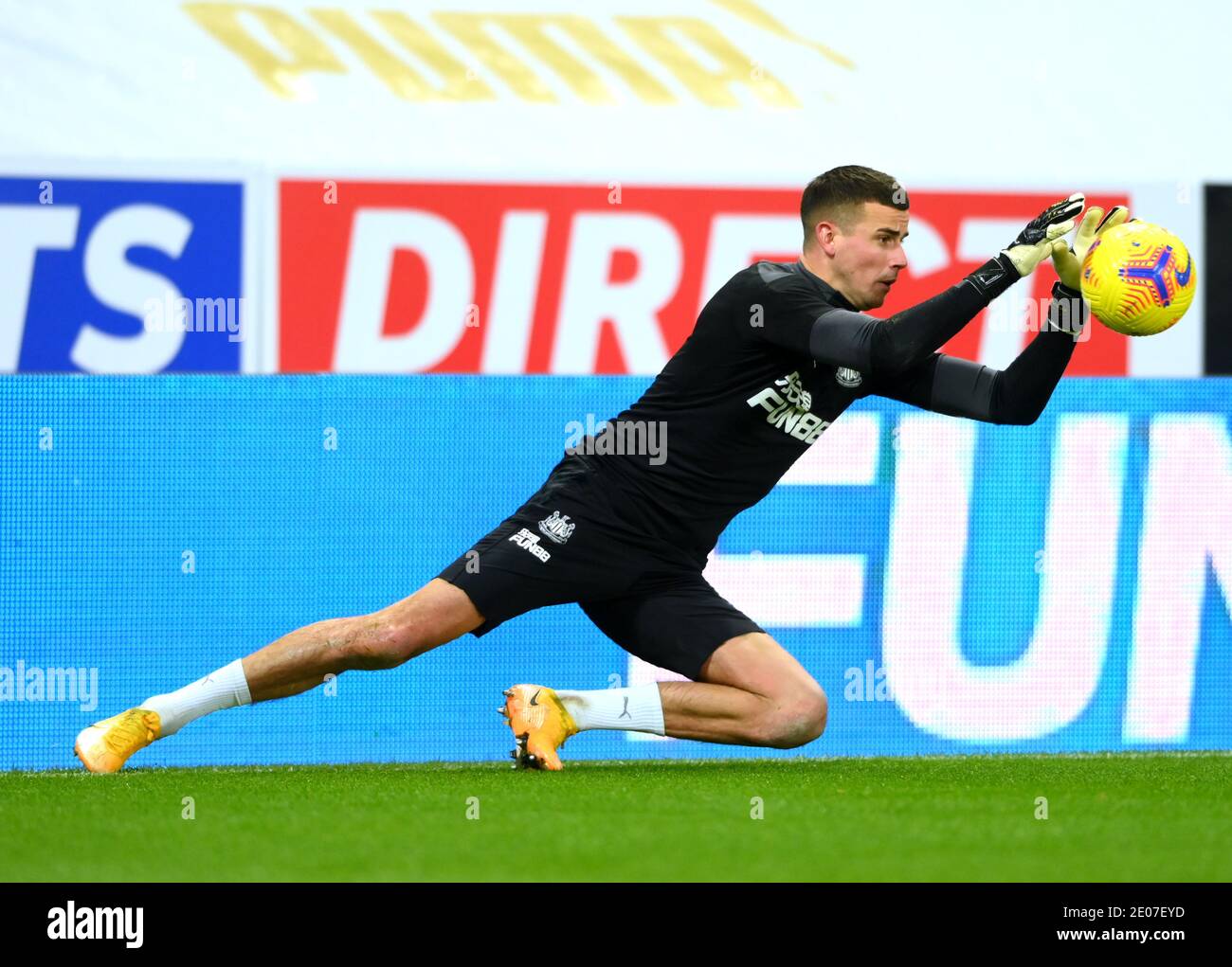Newcastle United goalkeeper Karl Darlow warms up on the pitch prior to ...