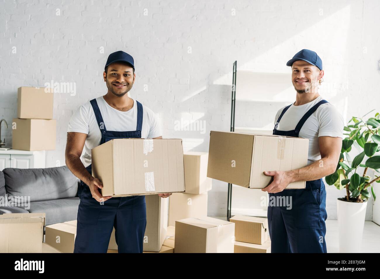 Workers moving carrying boxes hi-res stock photography and images - Alamy