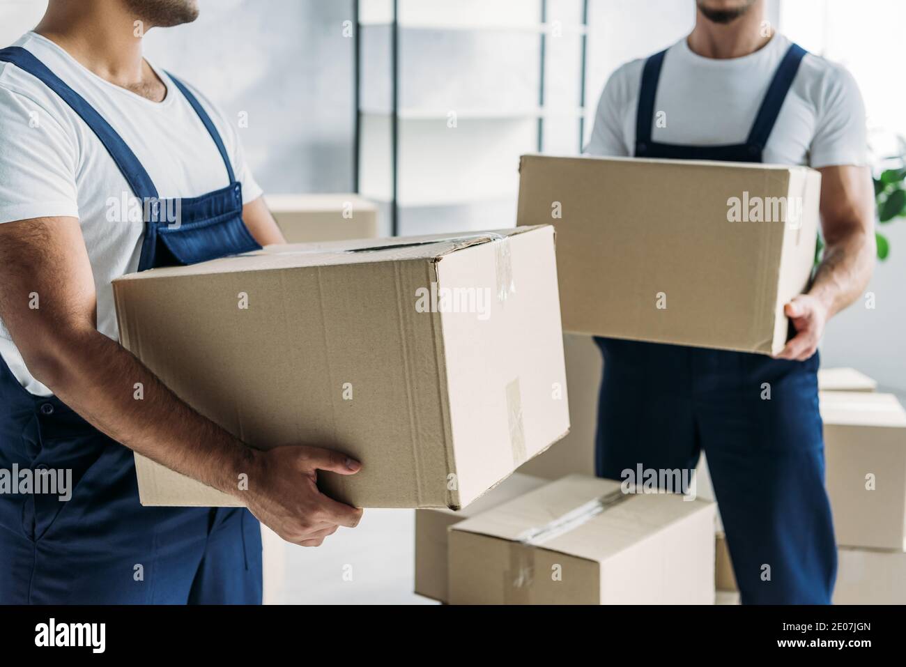 Workers moving carrying boxes hi-res stock photography and images - Alamy